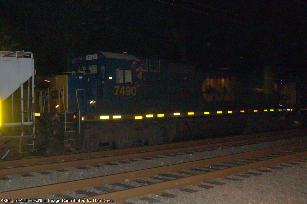 CSX C40-8 7490 trails on Q301)05
